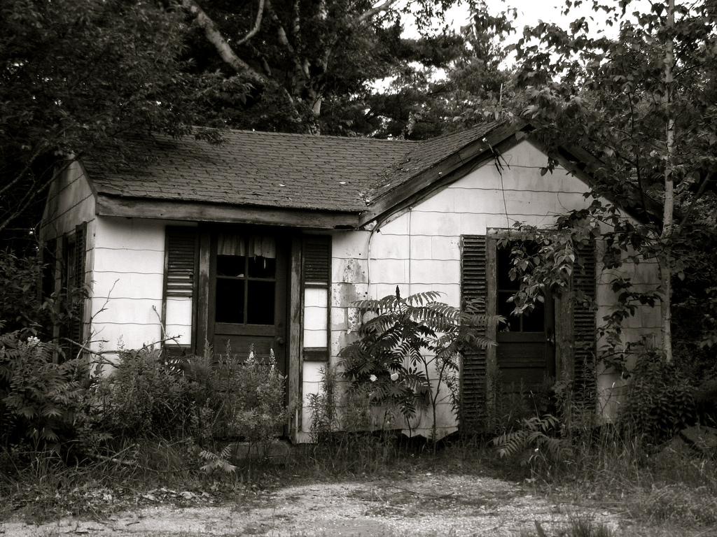 12 Creepy Houses In Maine That Could Be Haunted