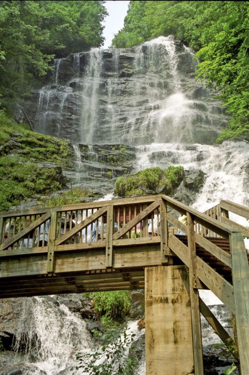 Top 9 Roadside Waterfalls in Georgia that Require No Hiking