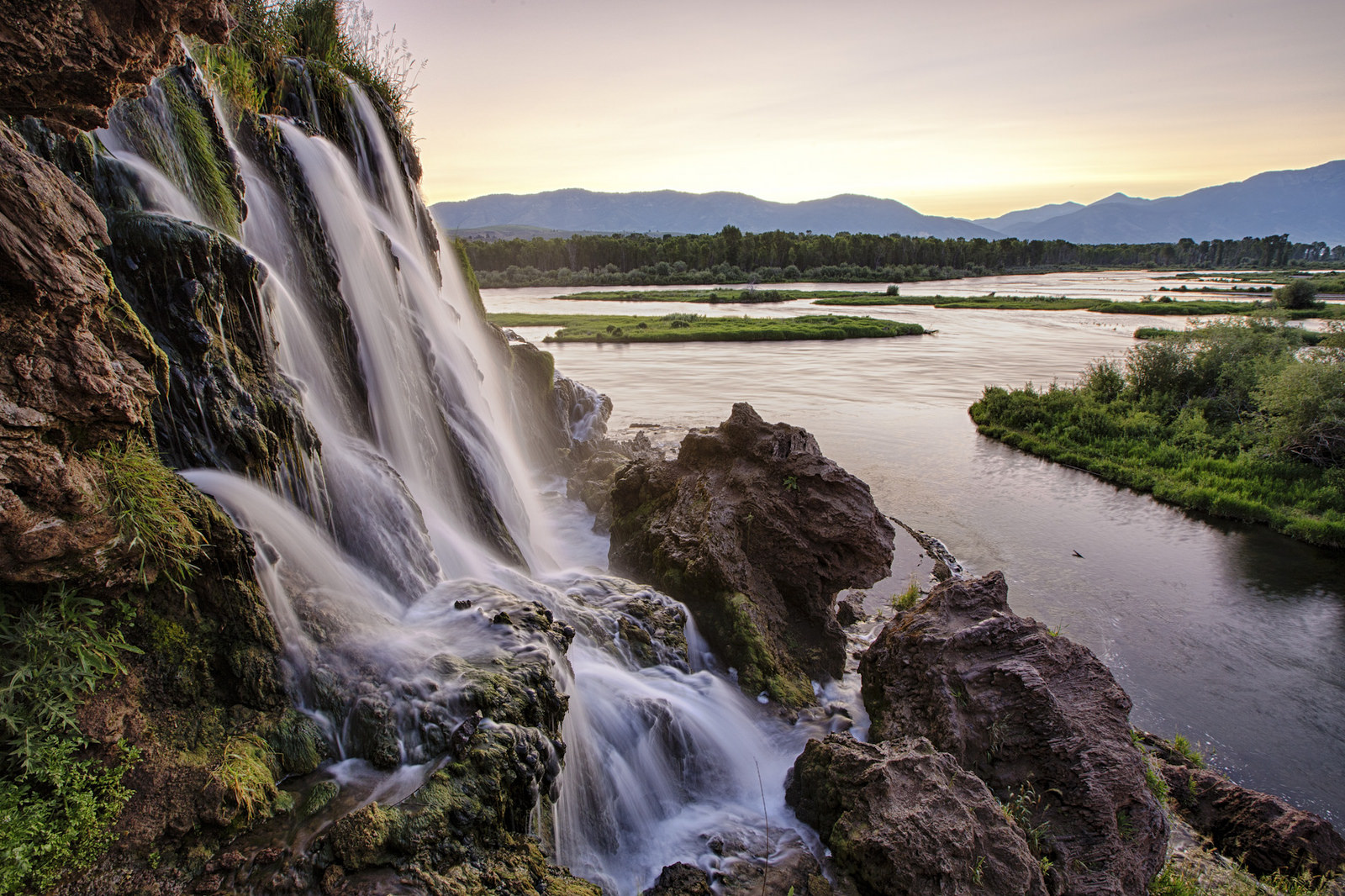 10 Unbelievable Idaho Waterfalls Hiding In Plain Sight… No Hiking Required