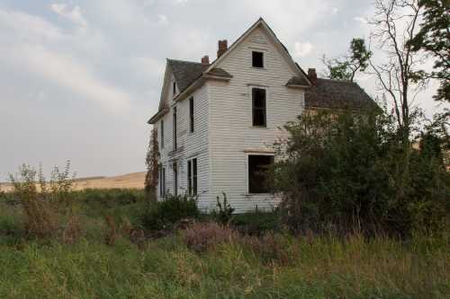 These Abandoned Homes In Washington State Are Eerily Beautiful