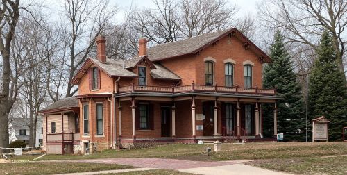 These 10 Real Haunted Places In Iowa Will Keep You Up At Night