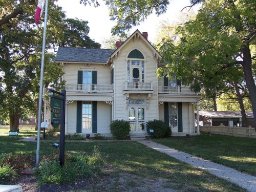 These 10 Real Haunted Places In Iowa Will Keep You Up At Night