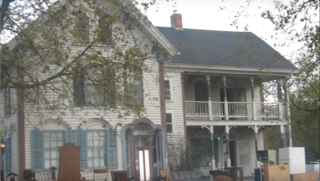 The Story Behind This Haunted Iowa House Is Truly Terrifying