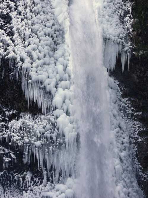 5 Best Frozen Waterfalls Near Portland
