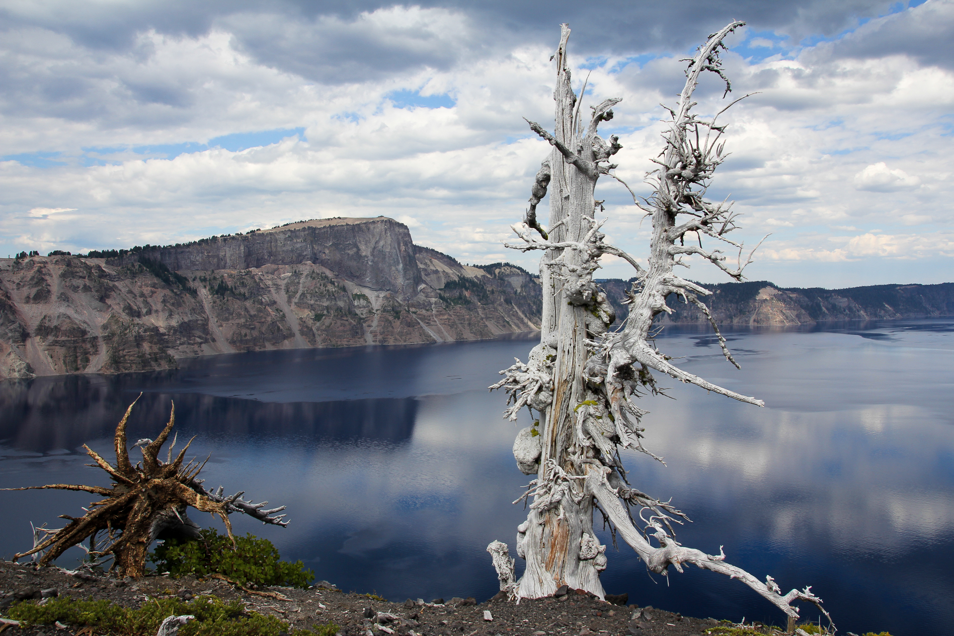 The Sinister Story Behind This Popular Oregon Lake Will Give You Chills