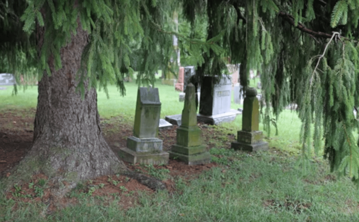 The Elizabethtown Cemetery In Indiana Is Truly Chilling