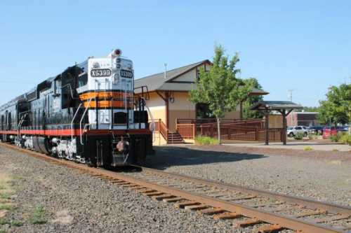Train Ride In Oregon: Santiam Excursion Brunch Train