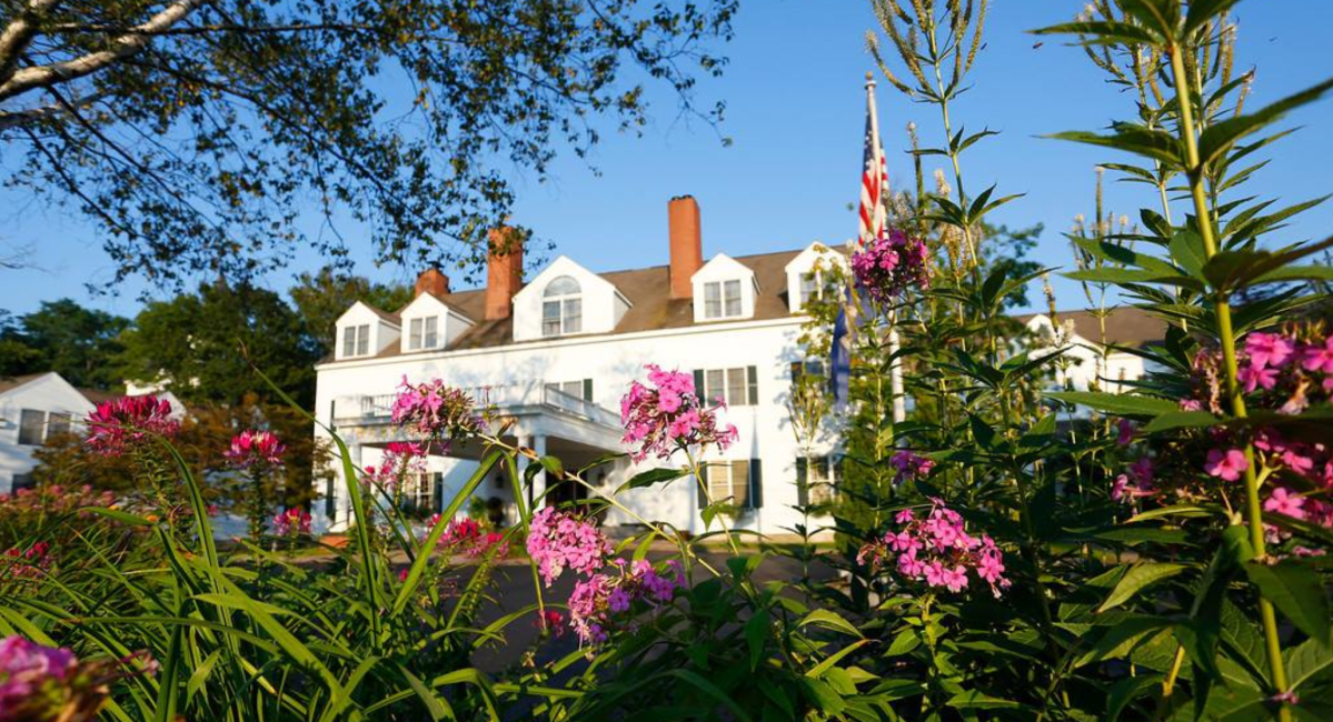 Dine And Indulge At This All You Can Eat Lobster Buffet In Maine