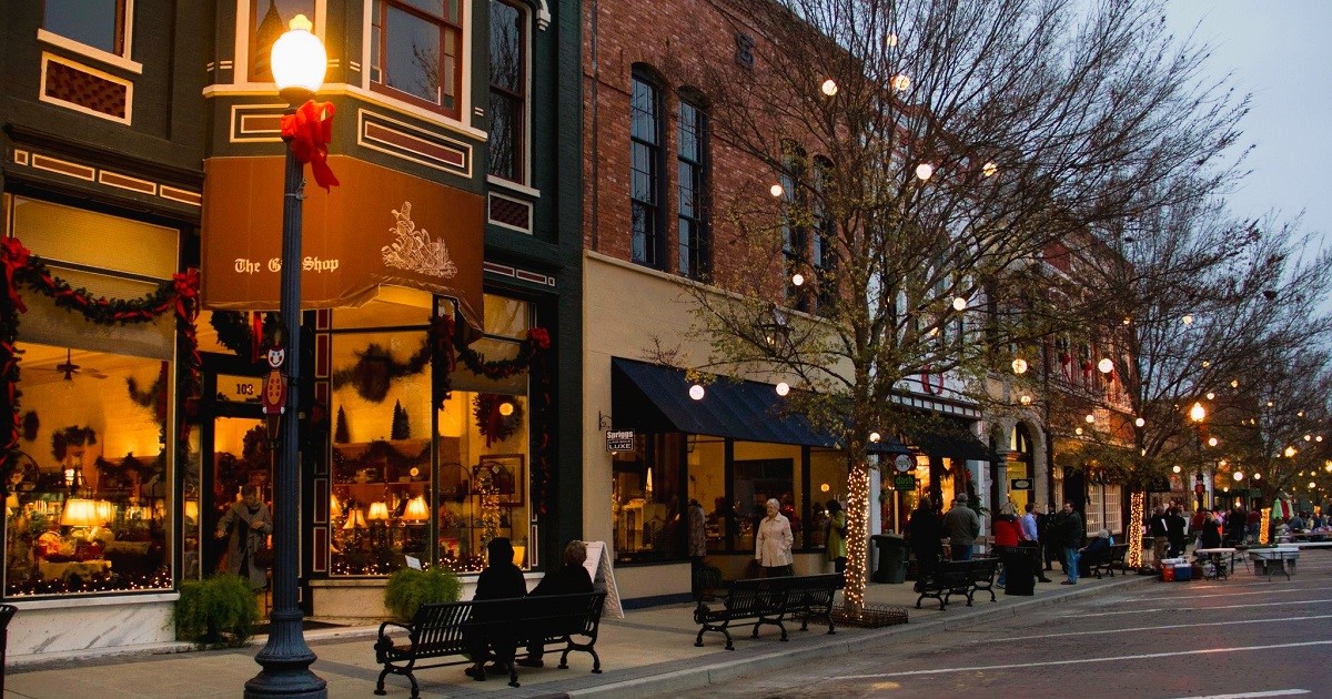 Visit Thomasville, The One Christmas Town In Georgia That’s Simply A ...