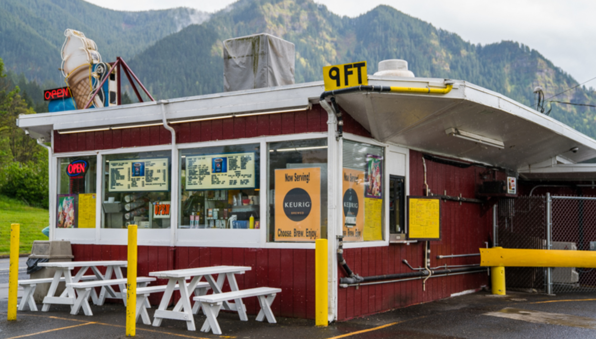 Eastwind Drive-In: Huge Soft-Serve Ice Cream Cones In Oregon