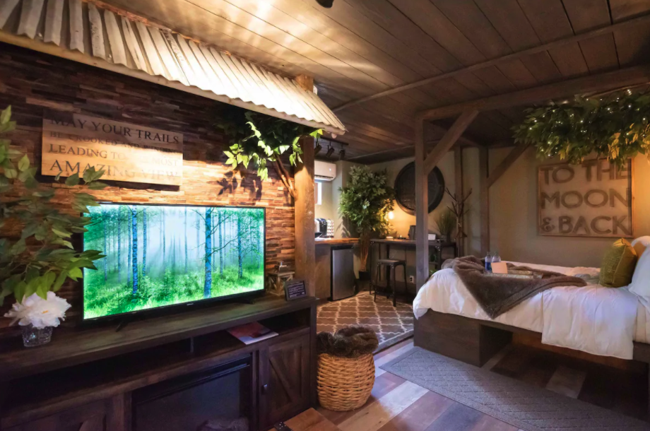 Rent This Natural Treehouse-Themed Room In Florida