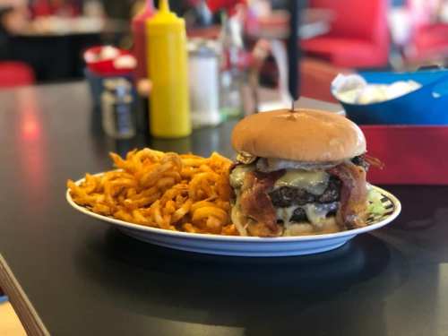 Hot Rodz Diner Is A 50s-Themed Restaurant In Texas