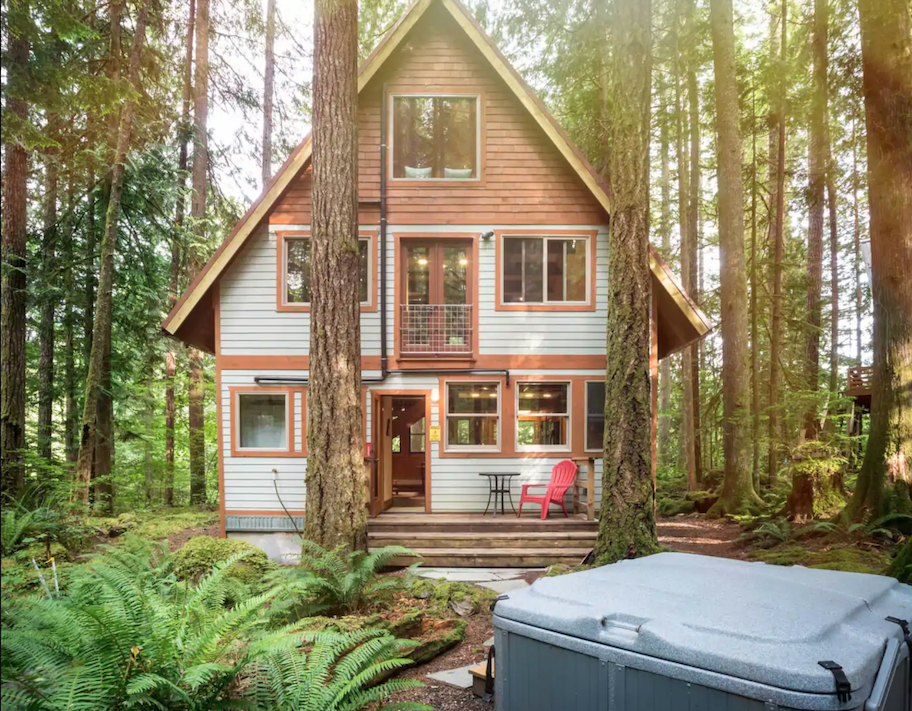 Enjoy A Getaway At The Rustic Industrial Treetop Cabin In Washington