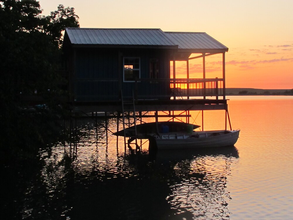 Forget The Resorts, Rent This Charming Waterfront House on Lake ...