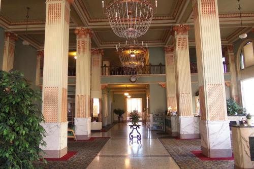 Travel Back In Time With A Stay At The Historic Hotel Finlen In Montana