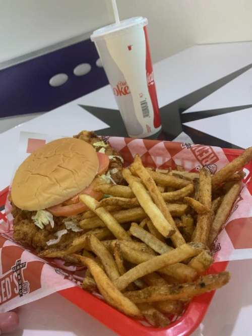 Red's Giant Hamburg In Missouri Is The Oldest Drive-Thru Restaurant