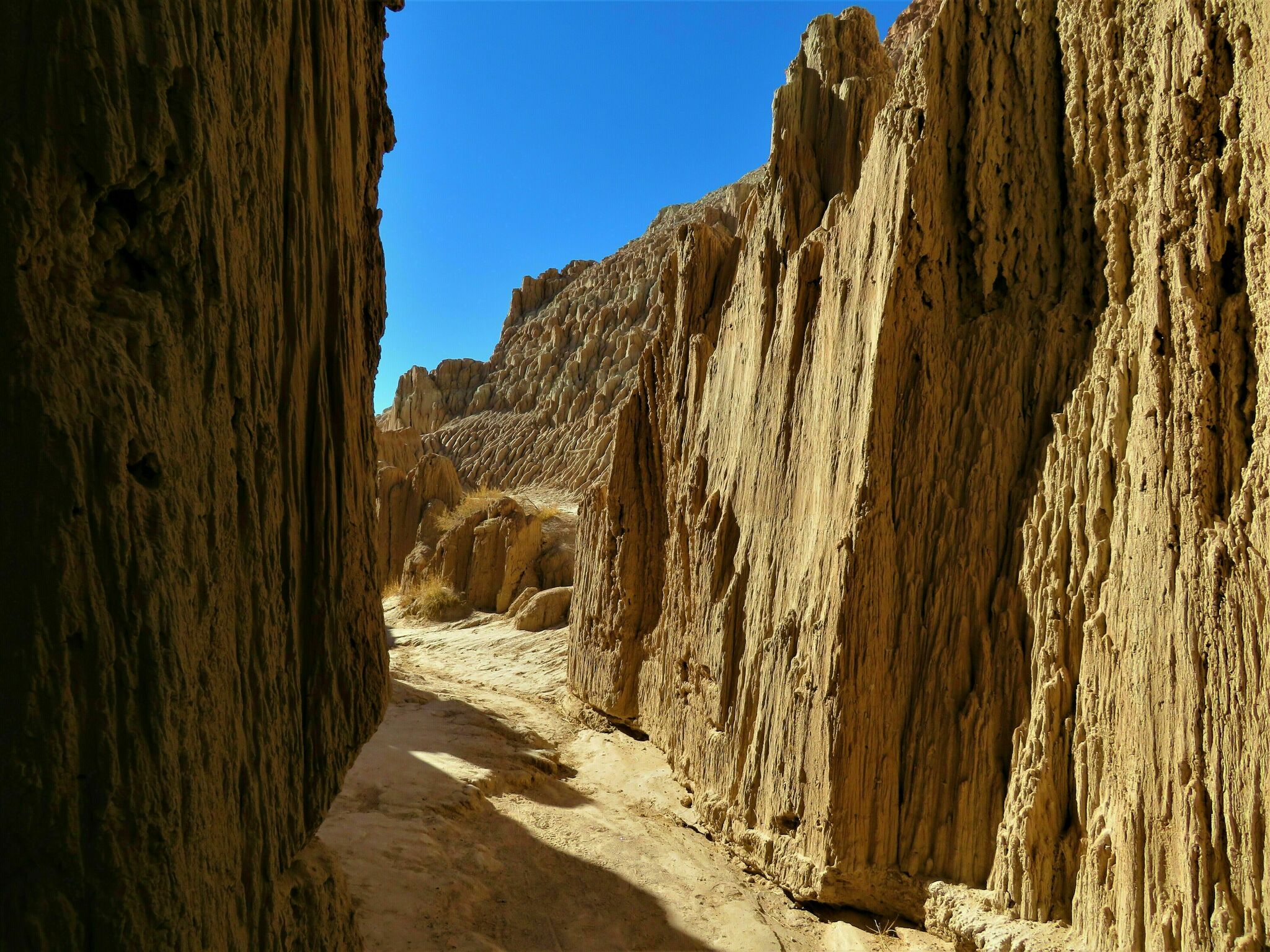 Take A Short Trek Through A Maze Of Slot Canyons On The Moon Caves ...