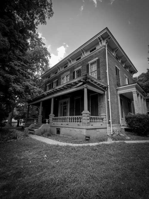 The Hannah House Is One Of Indiana's Spookiest Haunts