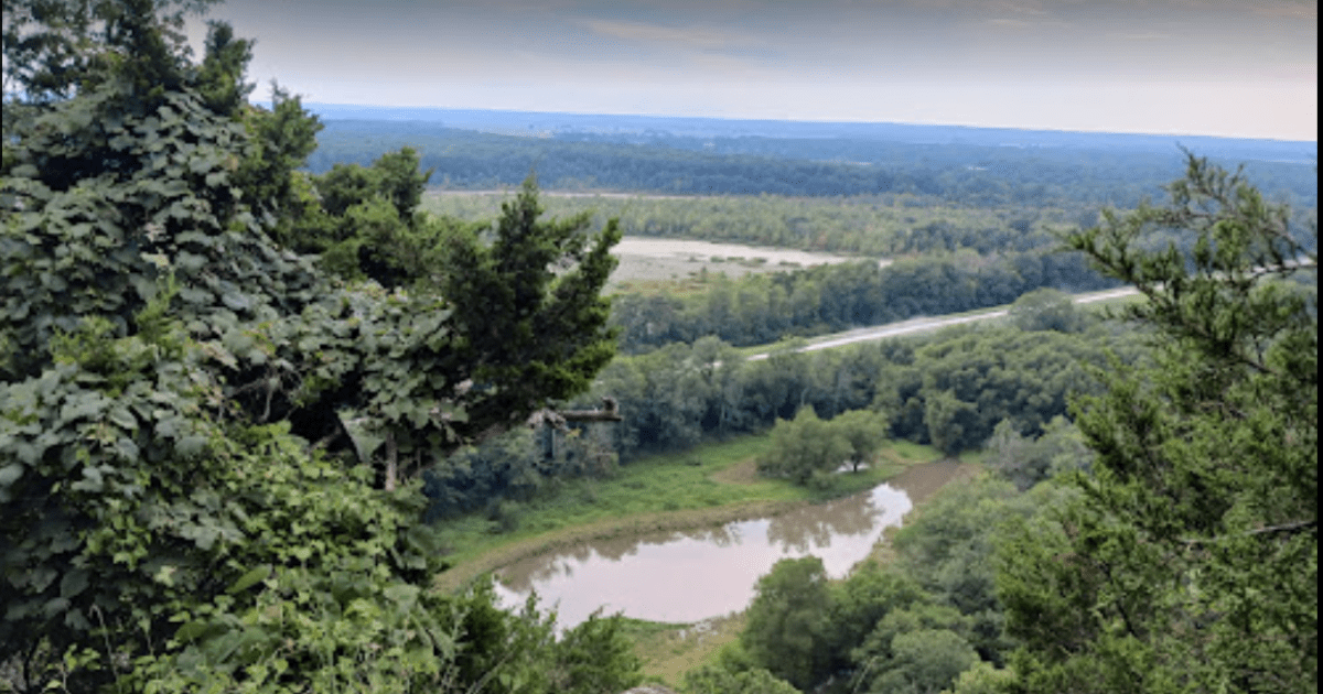 The Hike To Inspiration Point In Illinois Features A Scenic Overlook