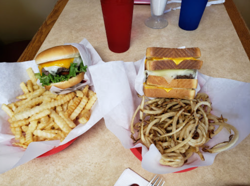 Giant Burger In Oregon, Home Of The 5 Pound Burger, Is A Foodie Feat