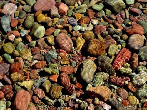 Visit The Rainbow Rock Lake In Montana With Stunning Views