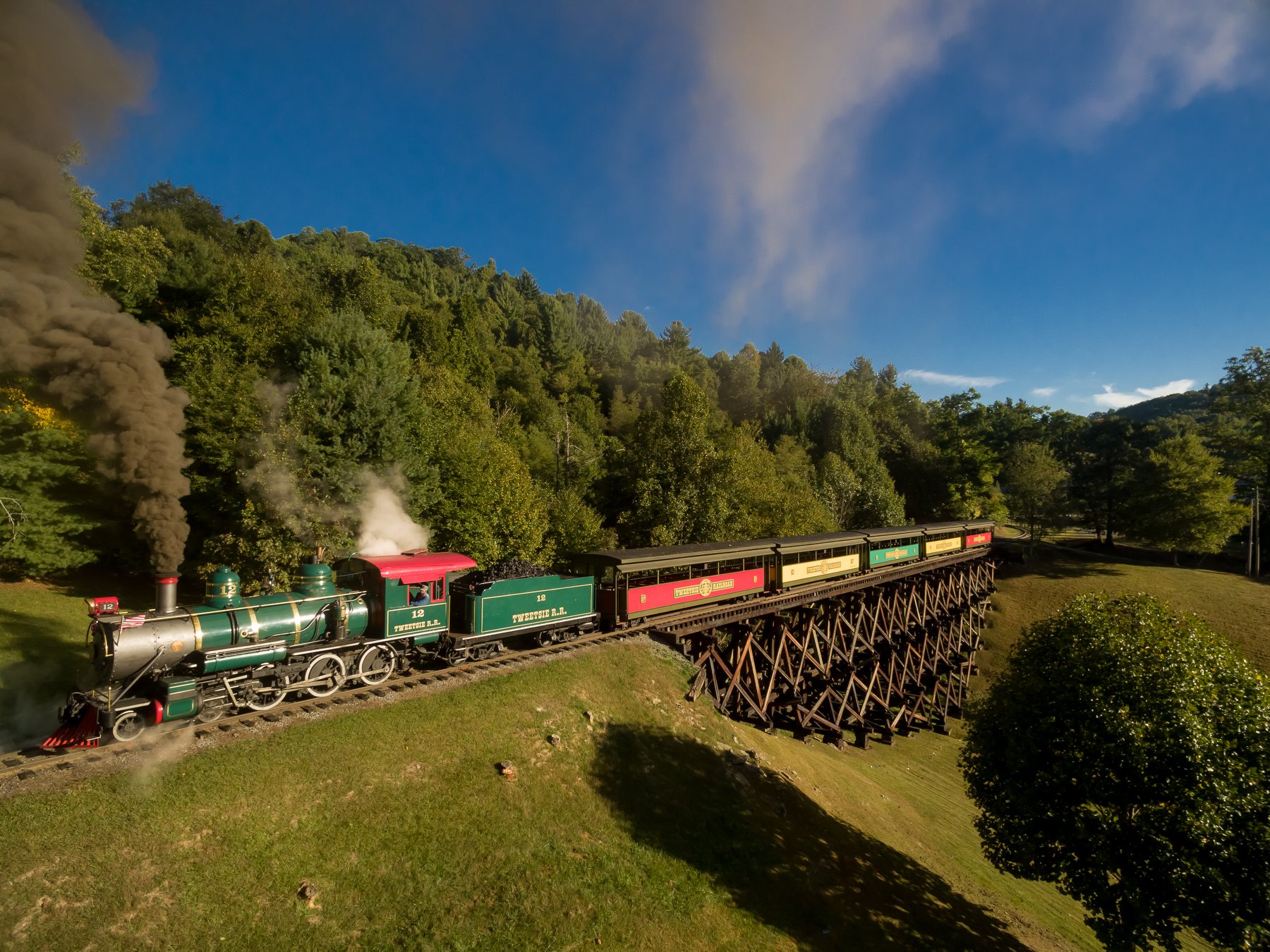 5 Ridiculously Charming Train Rides To Take In North Carolina This Season