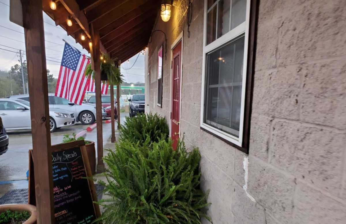 The Farmhouse Of Springville: An Alabama Restaurant With Delicious ...