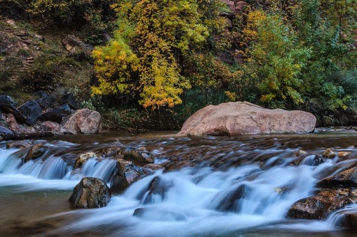 Take An Easy, Gorgeous Walk To This River In Utah