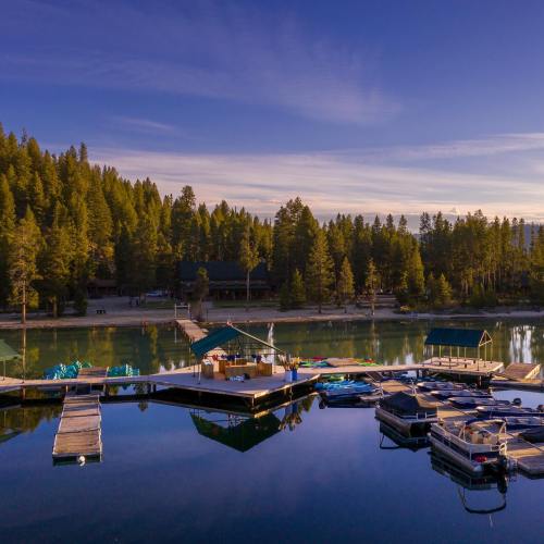 Go On A Sunset Appetizer Cruise Across Redfish Lake In Idaho
