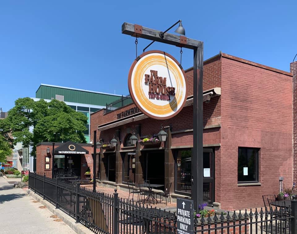 Unwind And Sip A Cold Brew At This Vermont Restaurant's Beer Garden