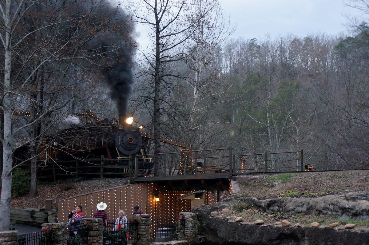 5 Fun And Historic Train Rides In Tennessee