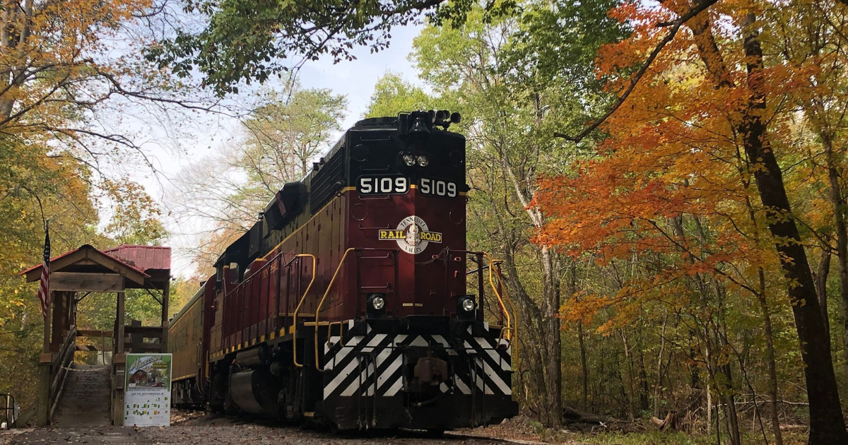 This Fall Foliage Train Ride In Tennessee Is Scenic And Fun For The ...