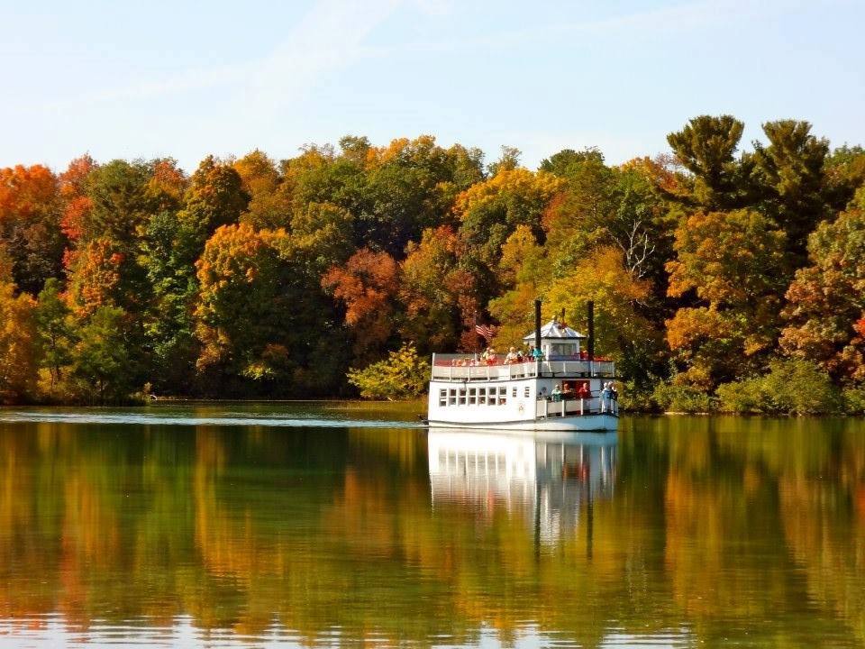 Wisconsin’s Clear Water Harbor Cruises Will Take You On A Color Tour