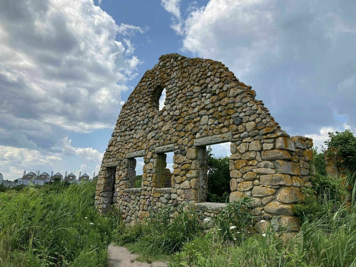 The Black Point Trail In Narragansett Features Impressive Ruins