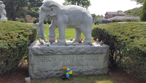 Showmen's Rest In Illinois Is A Haunted Graveyard