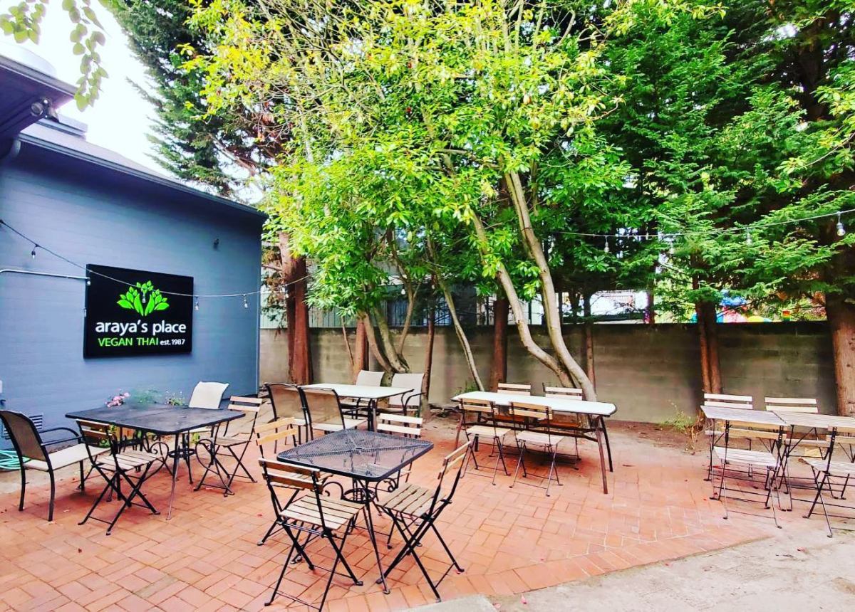 Washington's Araya's Place Has The Best All-You-Can-Eat Thai Food