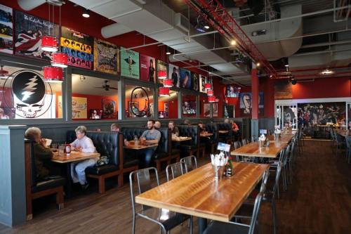Rock & Brews Is A Rock-Themed Restaurant In Missouri