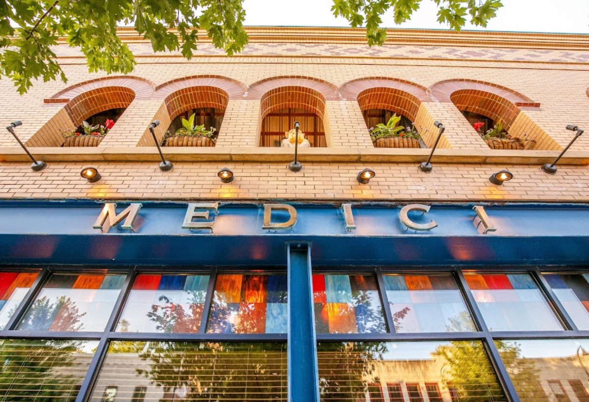 You Can Dine Under A Tree In Illinois At Medici