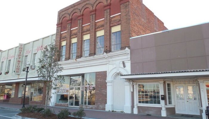 The Charming Town Of Claxton, Georgia Is Picture-Perfect For A Weekend ...