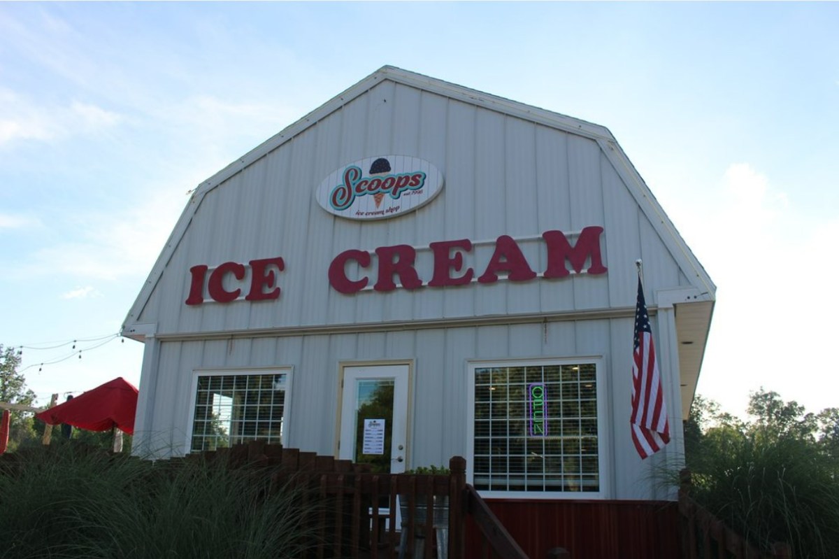 Scoops Ice Cream Serves Up A Huge Banana Split In Indiana