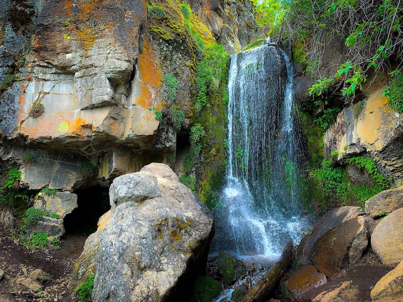 This 0.4-Mile Trail In Idaho Leads To A Wooden Bridge And A 40-Foot ...