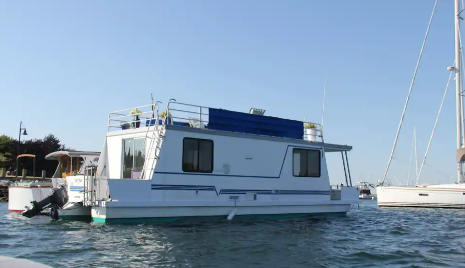 The Floating Cabin In Rhode Island Is The Ultimate Place To Stay