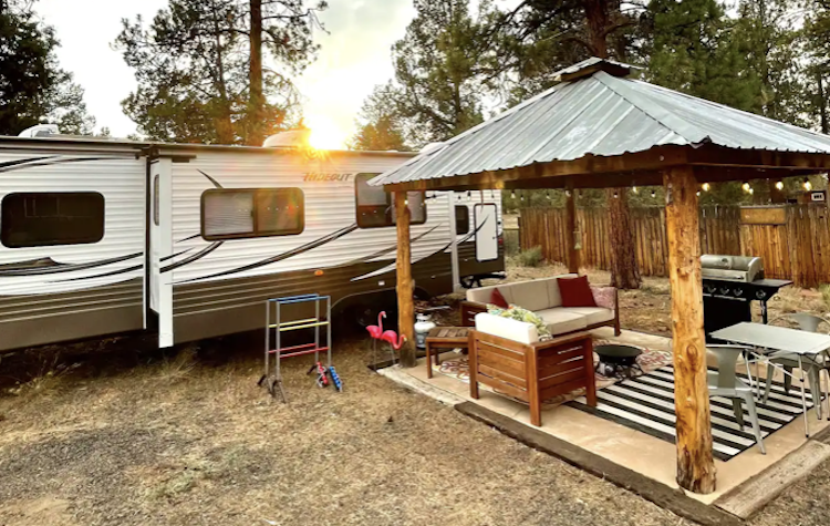 The Happy Camper RV Is The Grooviest Airbnb In Oregon