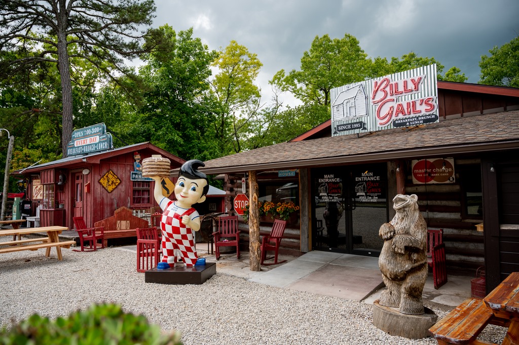 The Massive Brunch Plates At This Iconic Missouri Restaurant Are Perfect
