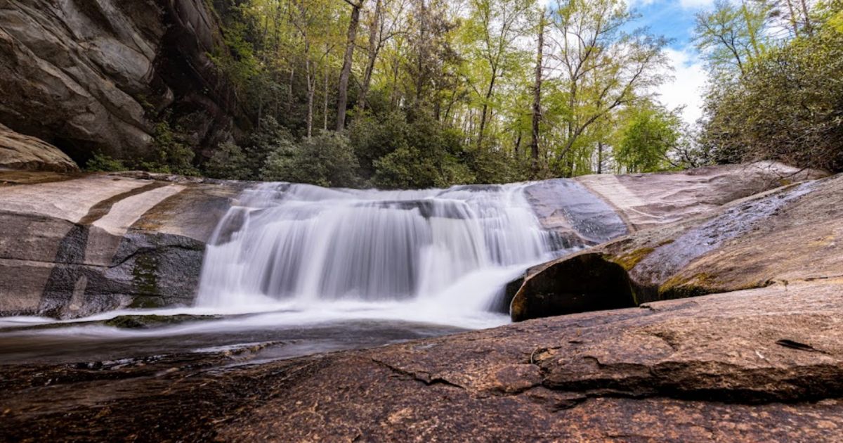 Hike Less Than A Mile To This Spectacular Towering Cliff And Waterfall ...
