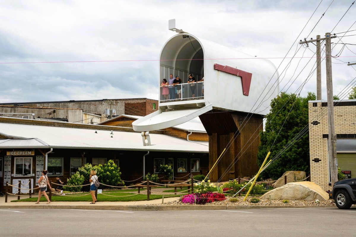 One of the Largest Things in Illinois: World's Largest Mailbox in Casey