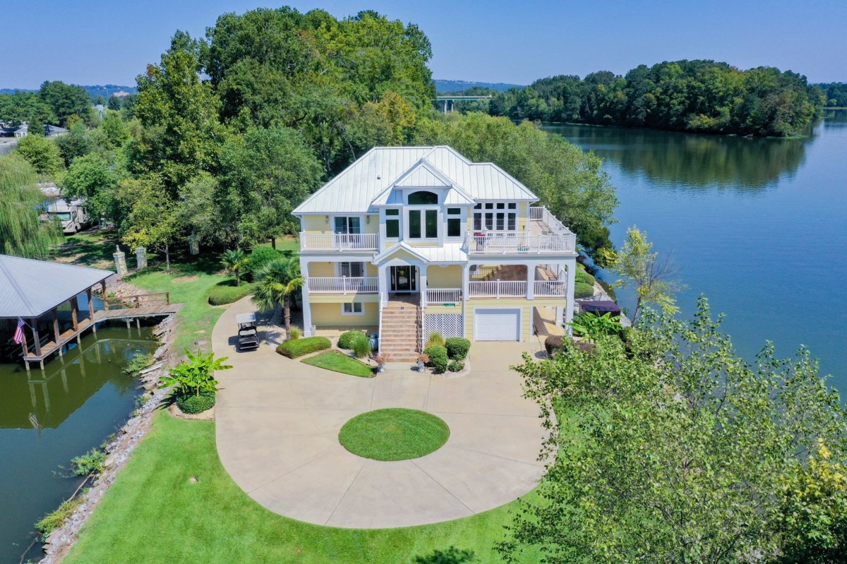 River Rocks Landing: Beautiful Riverfront Resort In Alabama