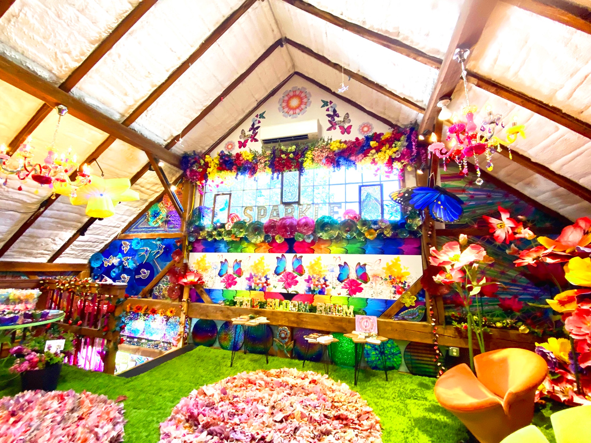 The One-Of-A-Kind Sparkle Barn In Vermont Has An Immersive Art ...