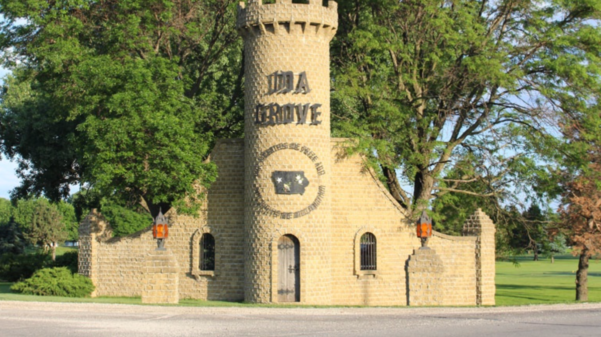 9 Hidden Iowa Gems Ideal For A Summer Road Trip