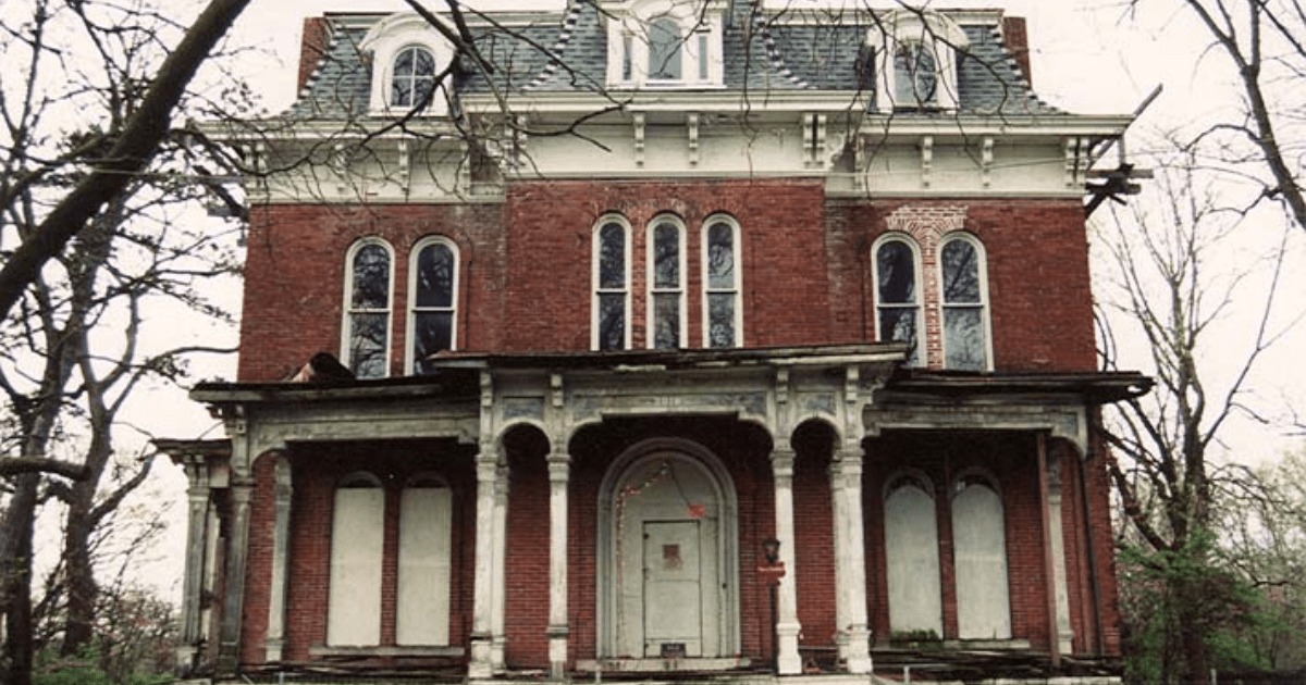 Most Haunted Places In Illinois: 9 Of The Scariest